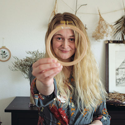 Zarte Linien und Pflanzenstickerei - Interview mit floss & flow