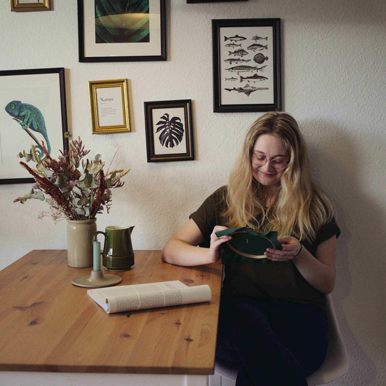 Zarte Linien und Pflanzenstickerei - Interview mit floss & flow